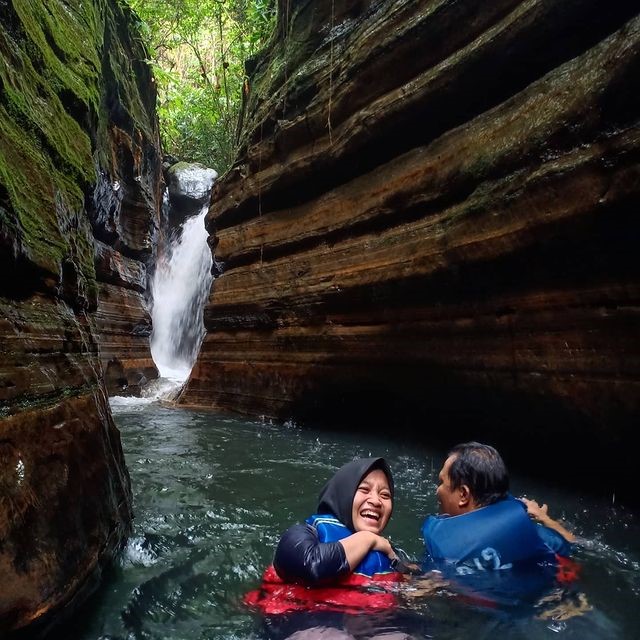 Menikmati Keindahan Curug Putri Carita, Little Grand Canyon dari Banten ...