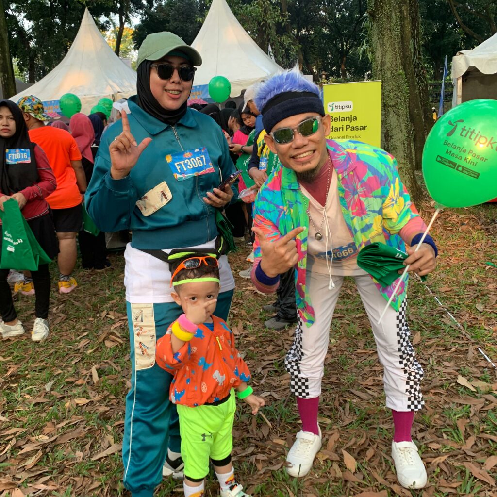 Peserta Fun Walk Tangsel 2024 Terlihat mencolok dengan Rambut Palsunya ...